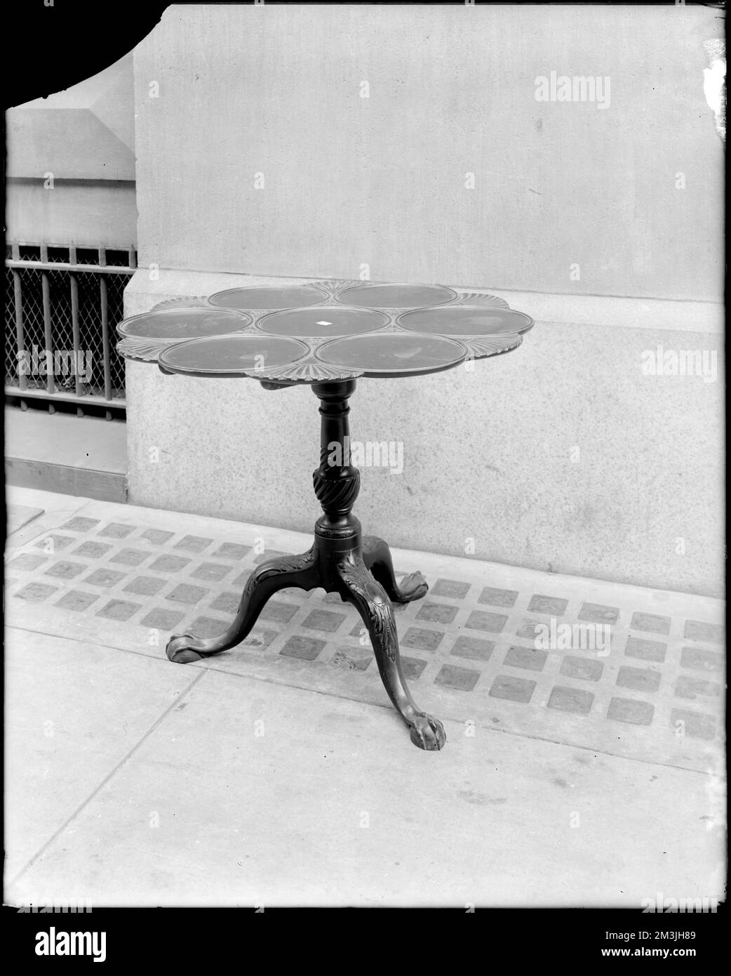 Objects, furniture, round table, from Philadelphia, Pennsylvania ...