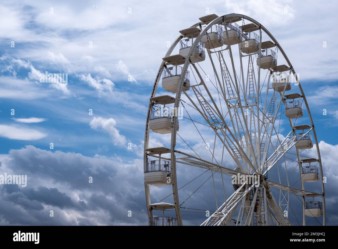 The Ferris wheel on Scarborough's south bay seafront against cloudy sky ...