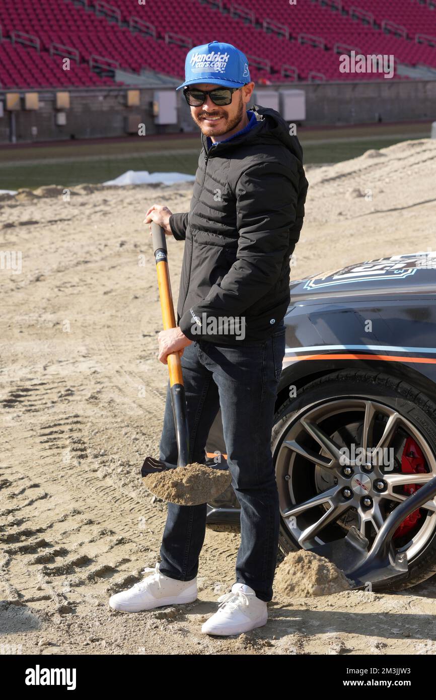 Kyle Larson poses holds a shovel during 2023 Busch Light Clash at the ...