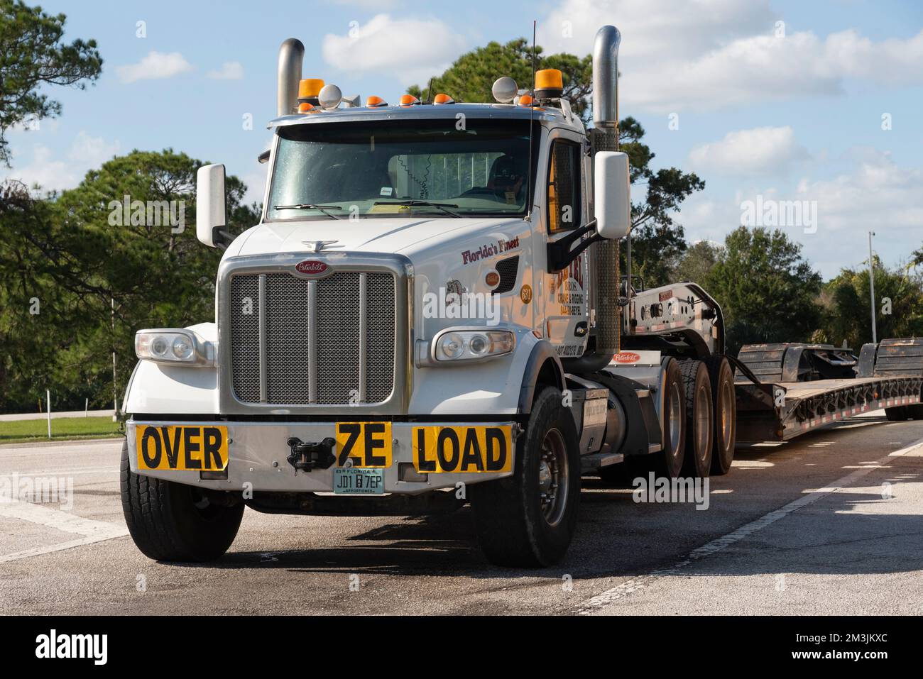 Low loader lorry hi-res stock photography and images - Alamy