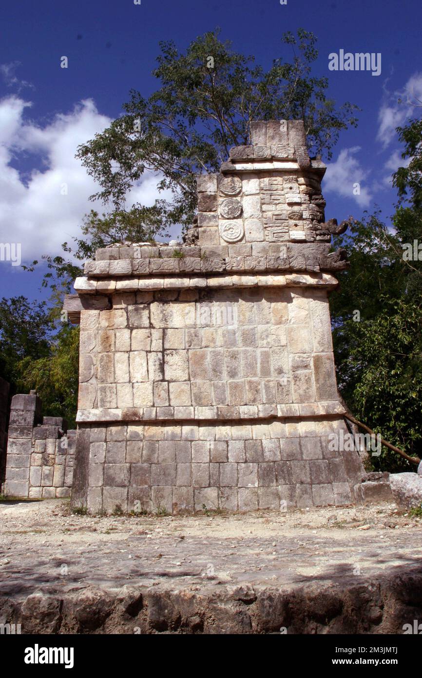 Yucatan pyramide hi-res stock photography and images - Alamy