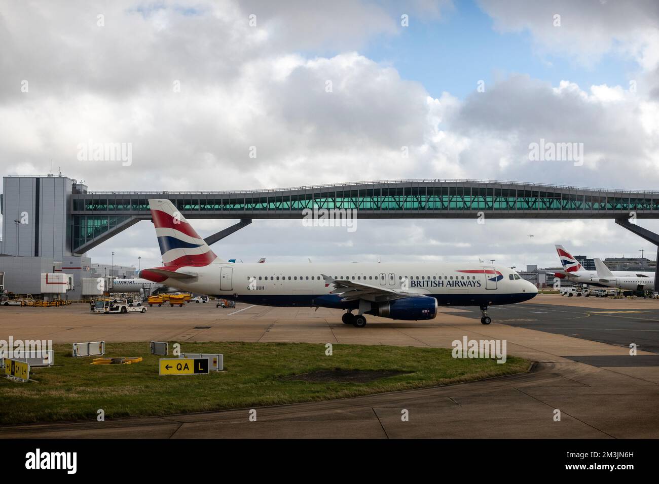 British Airways Airbus A320 Taxing at Gatwick Airport Stock Photo - Alamy