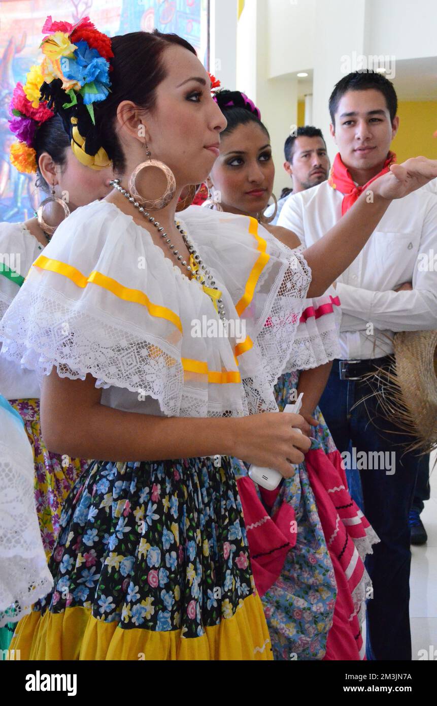 Mexico indigenous dress hi-res stock photography and images - Alamy