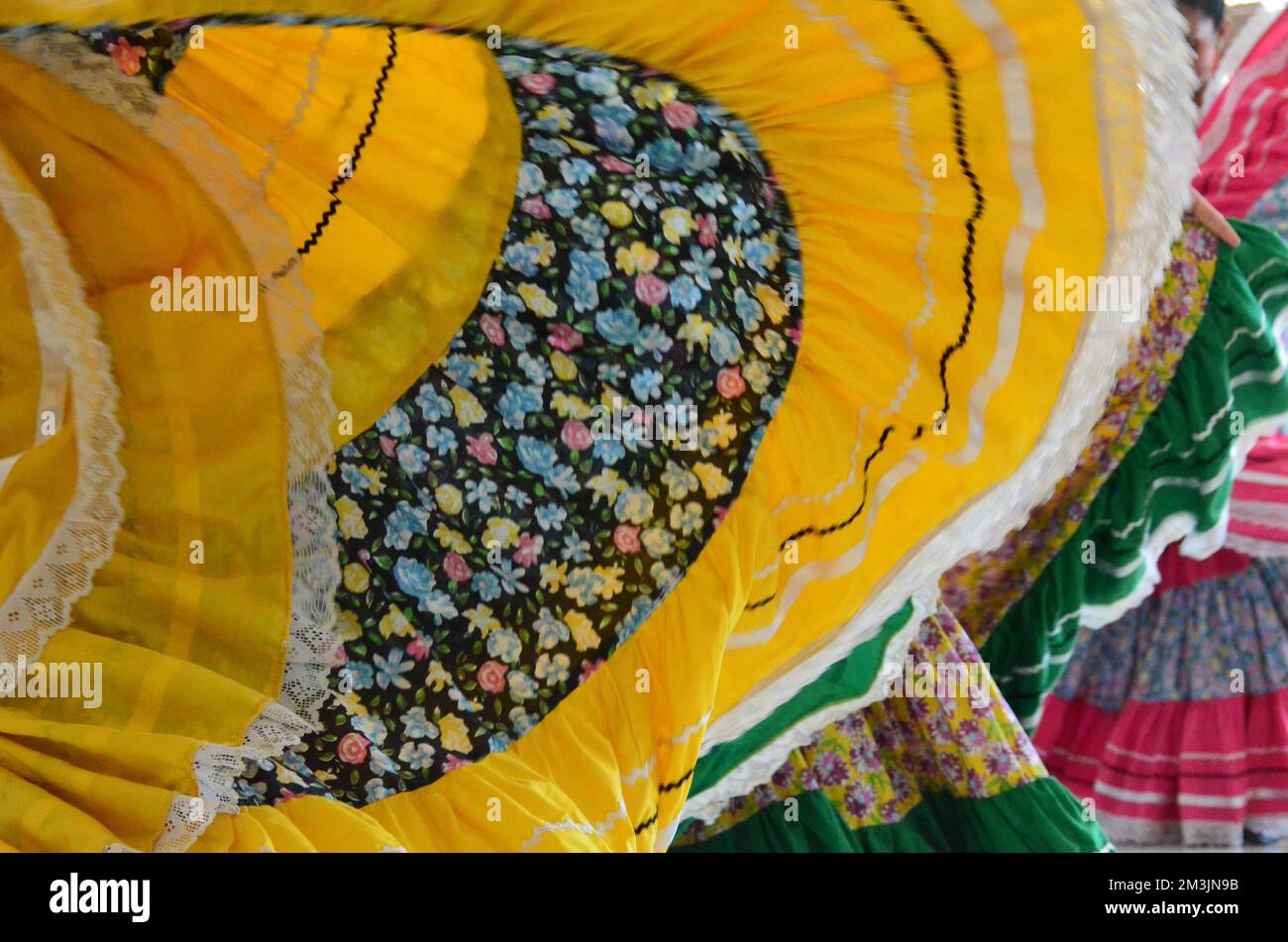 Baile folklorico hi-res stock photography and images - Alamy