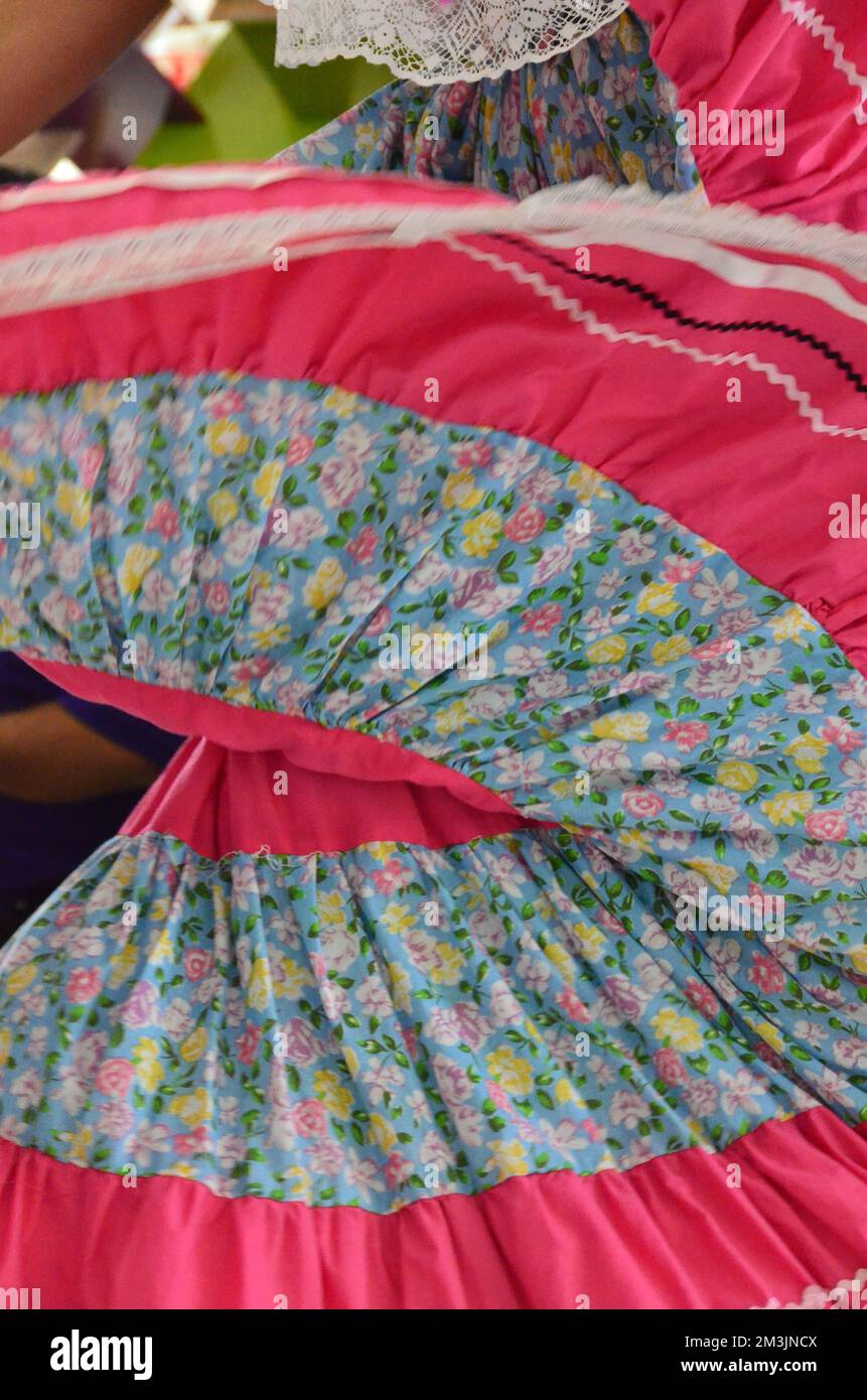 Baile folklorico hi-res stock photography and images - Alamy