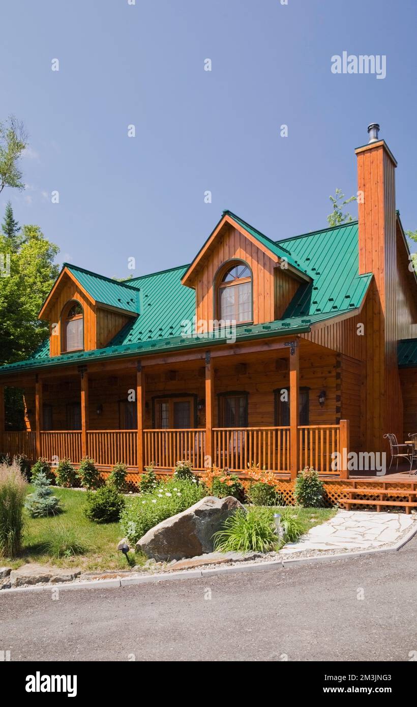 Canadiana cottage style piece sur piece log home facade with green ...