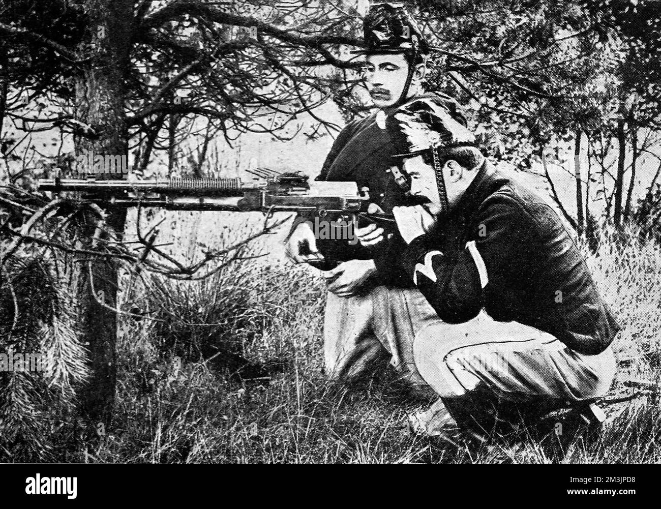 Belgian soldiers working a Hotchkiss machine-gun Stock Photo - Alamy