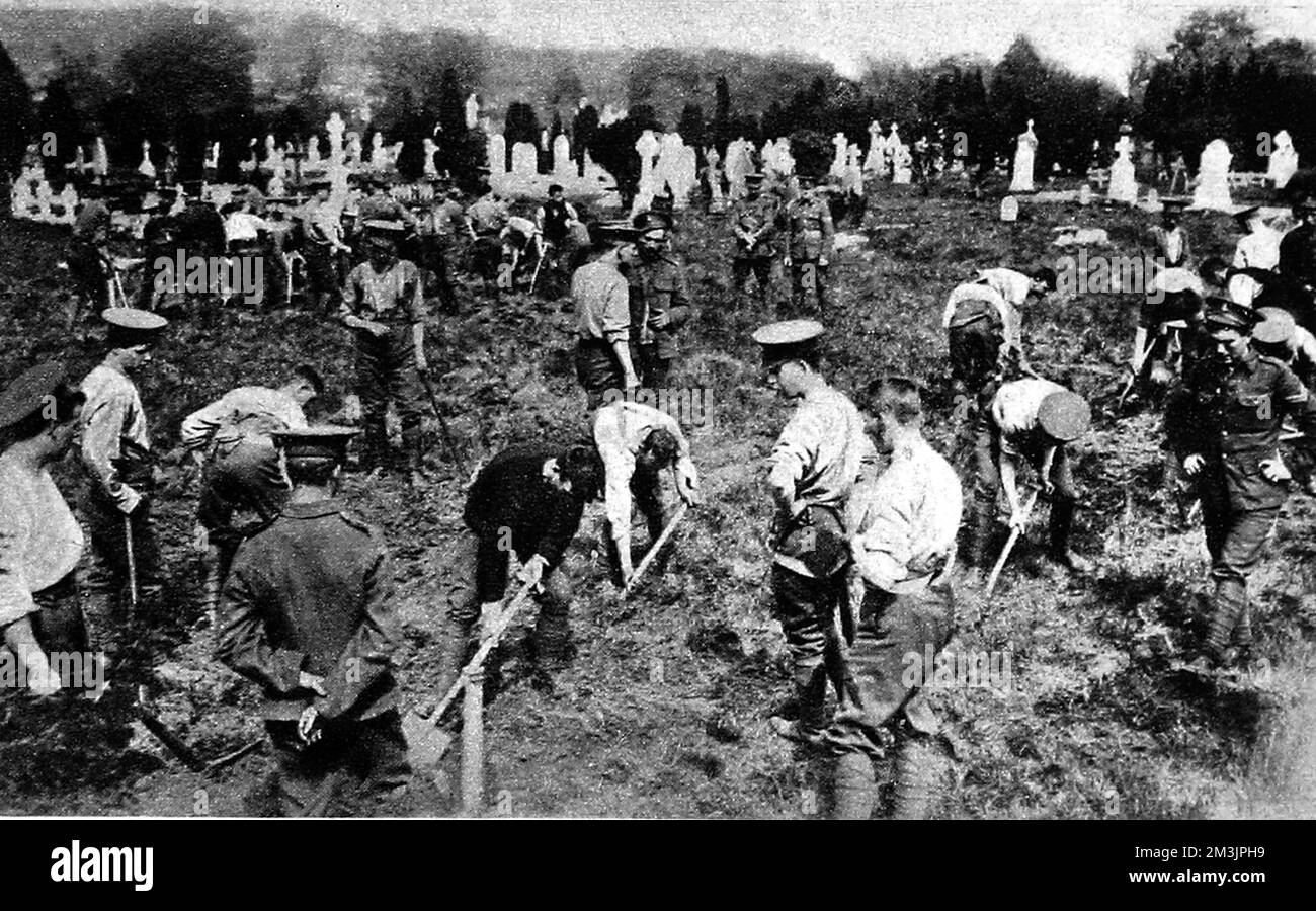 Soldiers digging graves for victims of the Lusitania Stock Photo - Alamy Soldiers digging graves for victims of the Lusitania Stock Photo - Alamy