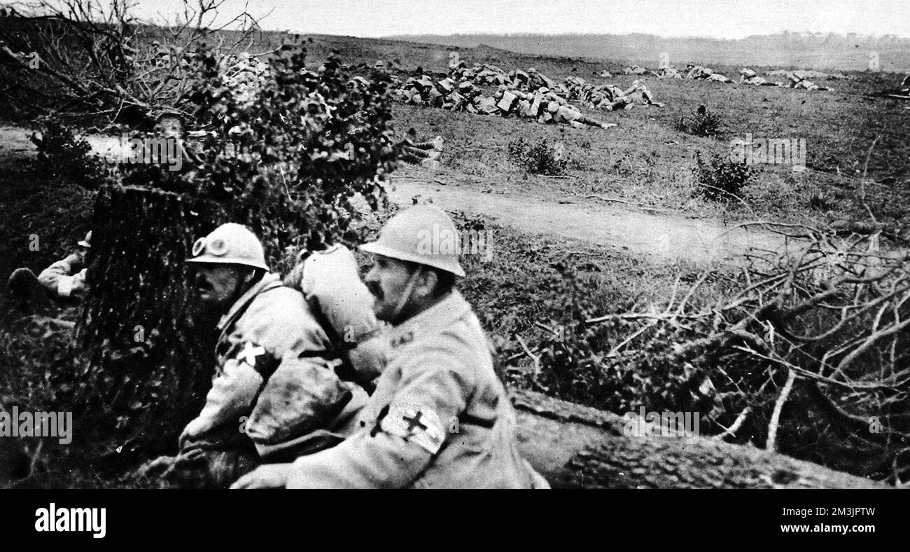 French infantry creeping forward on the Western Front Stock Photo - Alamy
