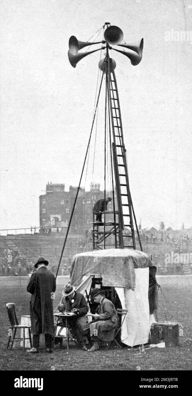 Six speakers hi-res stock photography and images - Alamy