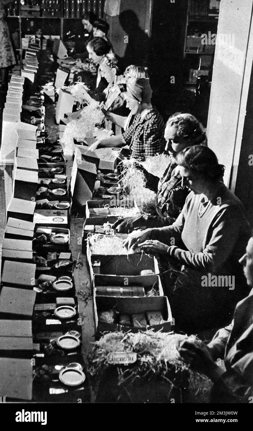 Red Cross food parcels Stock Photo - Alamy