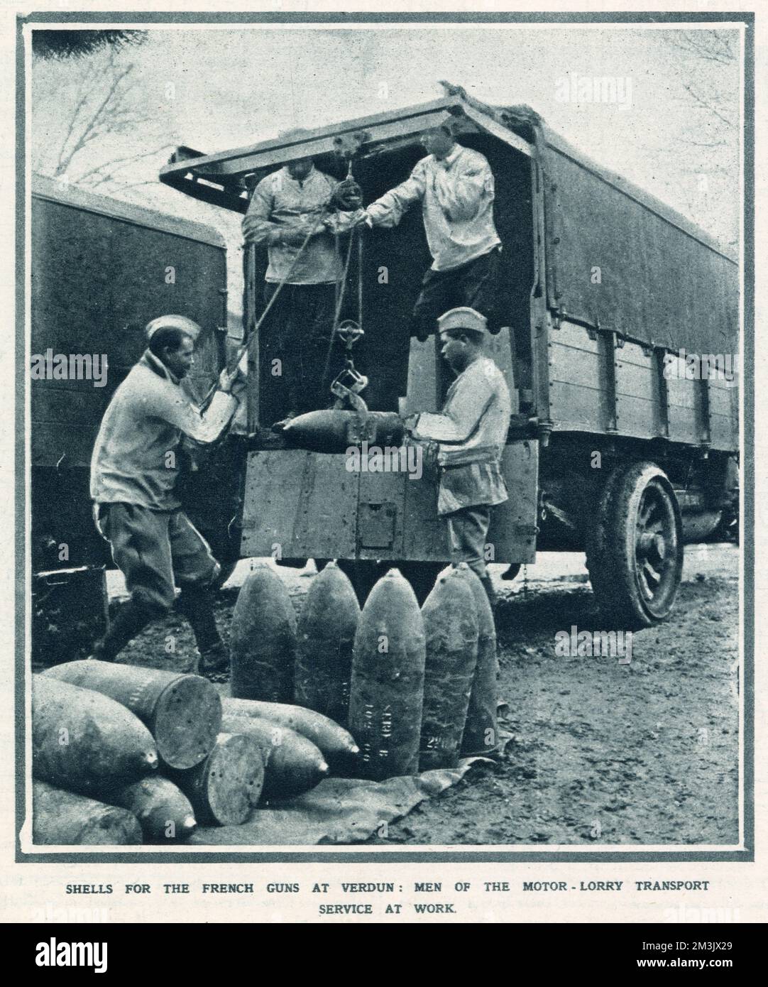 Soldiers loading artillery shells hi-res stock photography and images ...