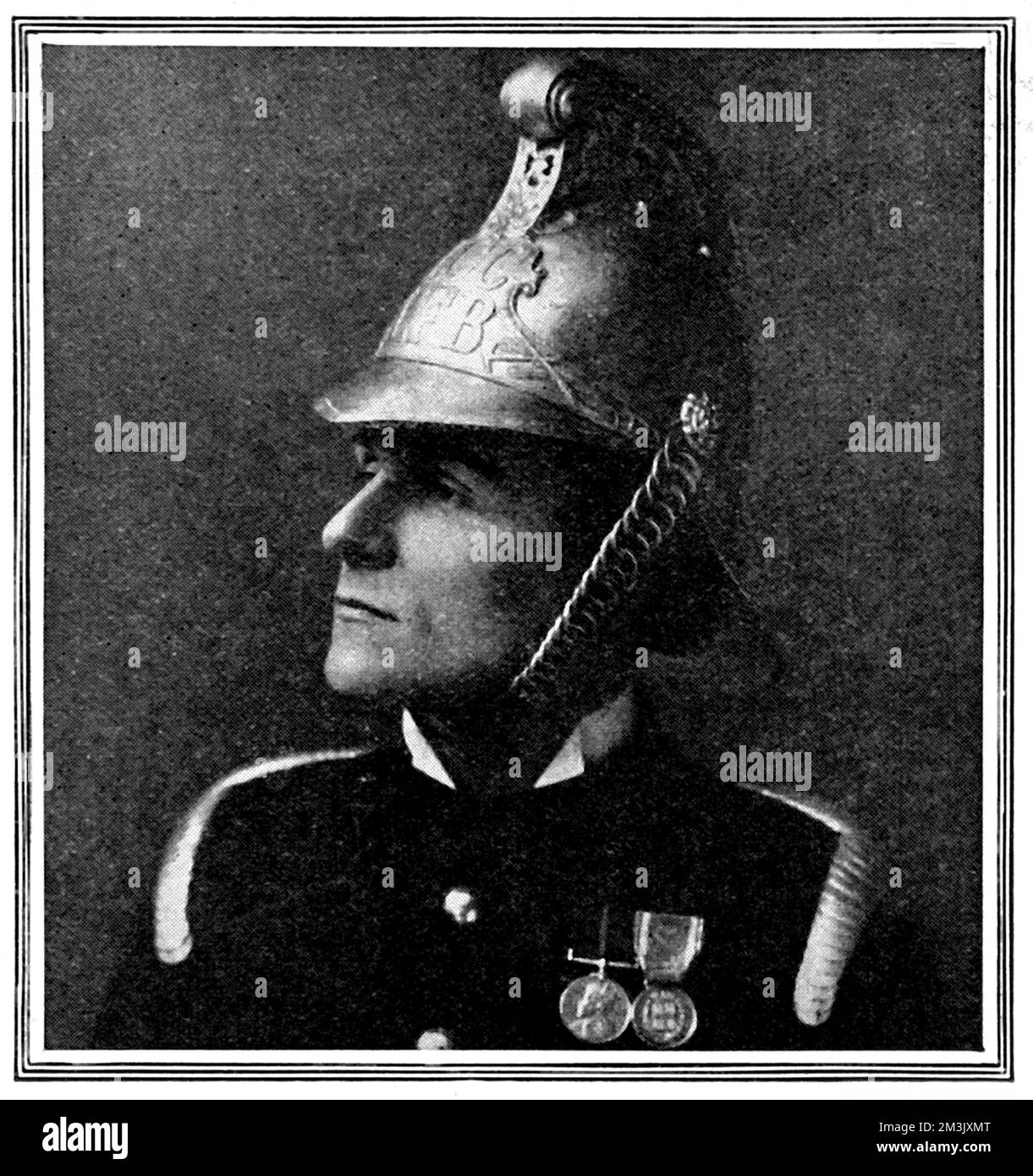 London fire brigade officer hi-res stock photography and images - Alamy