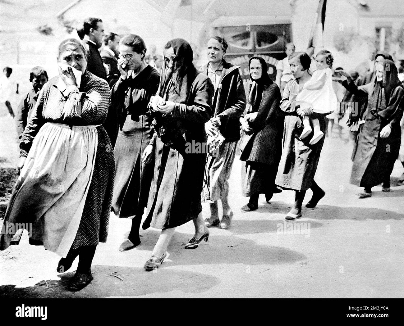 Spanish civil war female soldier hi-res stock photography and images ...