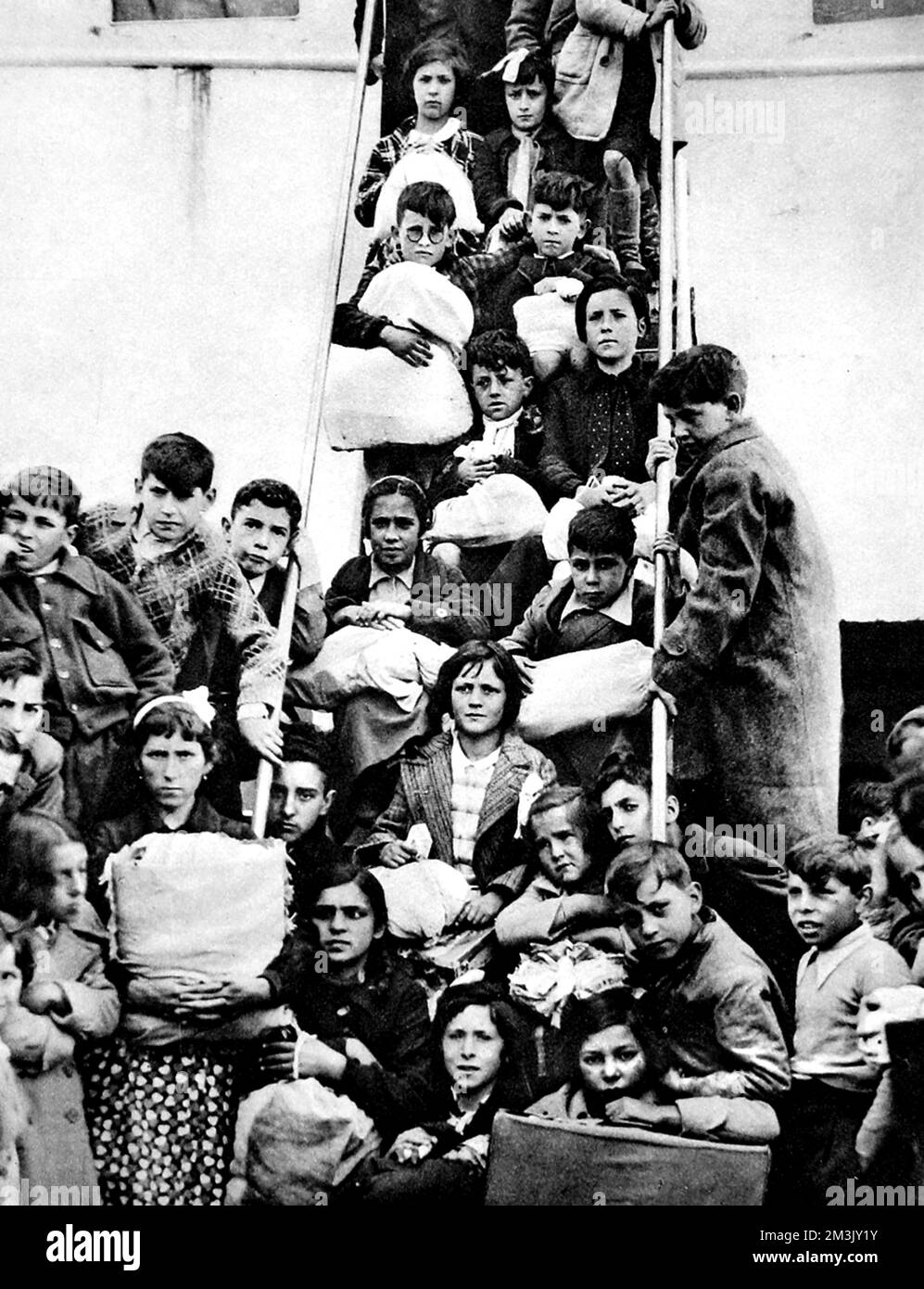 Refugees leaving hi-res stock photography and images - Alamy