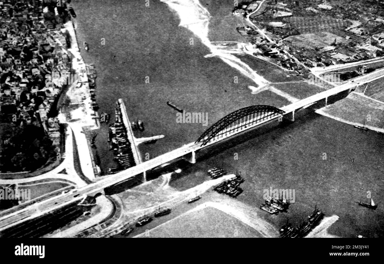 Arnhem bridge 1944 Black and White Stock Photos & Images - Alamy