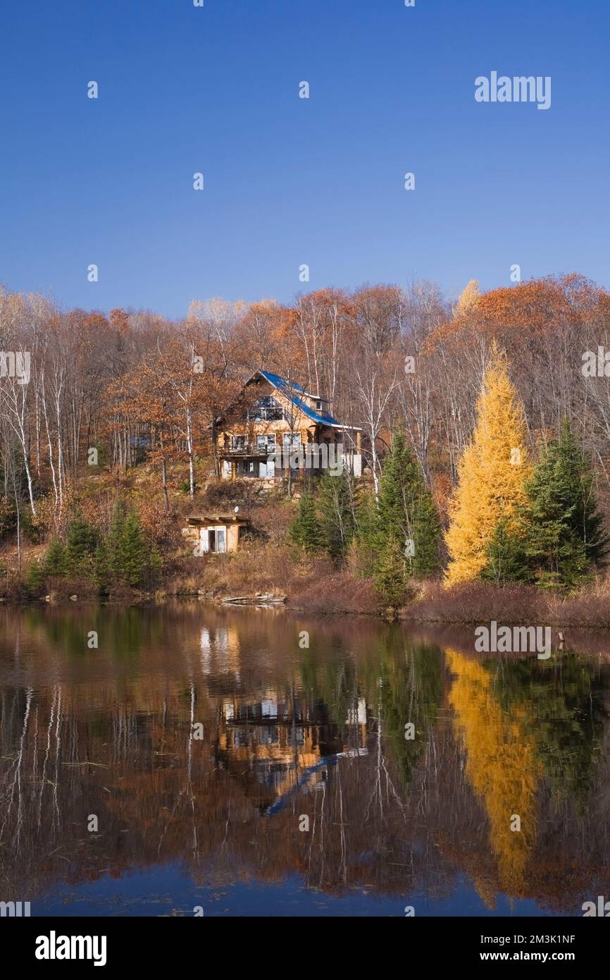 Lakeside log cabin autumn hi-res stock photography and images - Alamy
