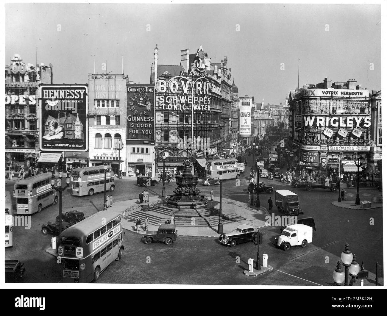 1950s street scene london hi-res stock photography and images - Alamy
