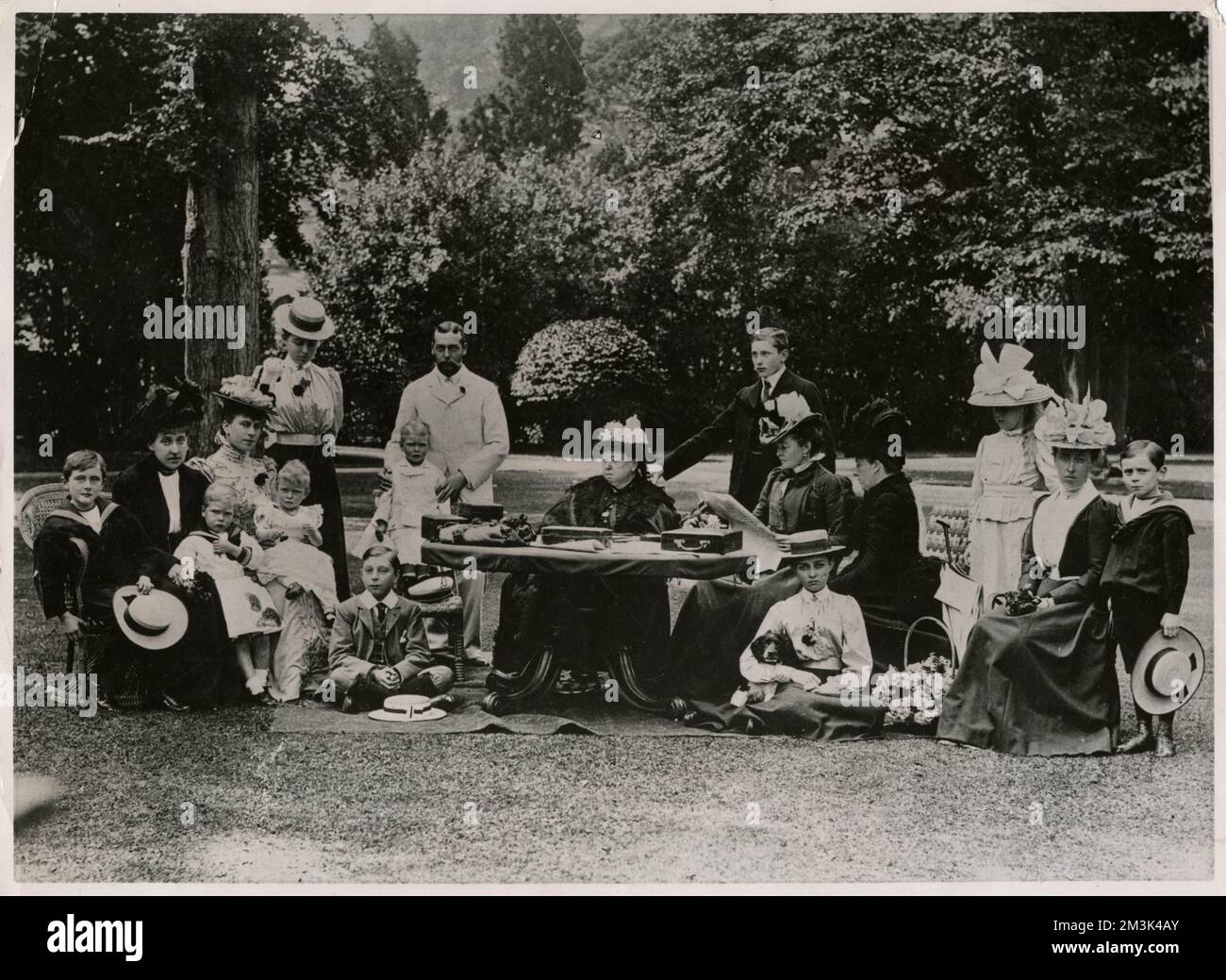 Royal family group hi-res stock photography and images - Alamy