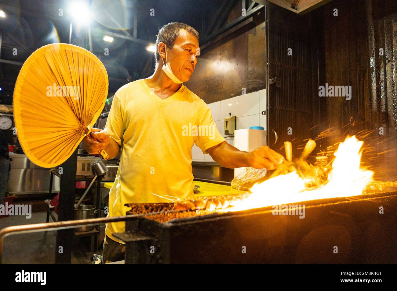 Man grill chicken satay at Kajang Selangor Stock Photo - Alamy