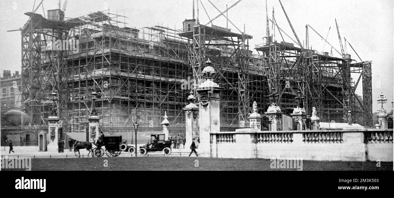 Scaffolding facade of Buckingham Palace, London, during renovations in ...