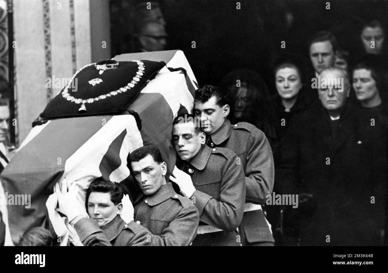 Winston Churchill's funeral, coffin bearers carrying Churchi Stock ...