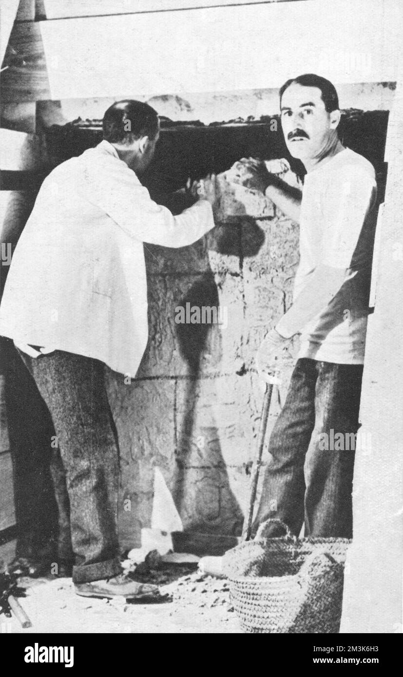Lord Carnarvon and Howard Carter in Tutankamen's Tomb, Egypt Stock ...