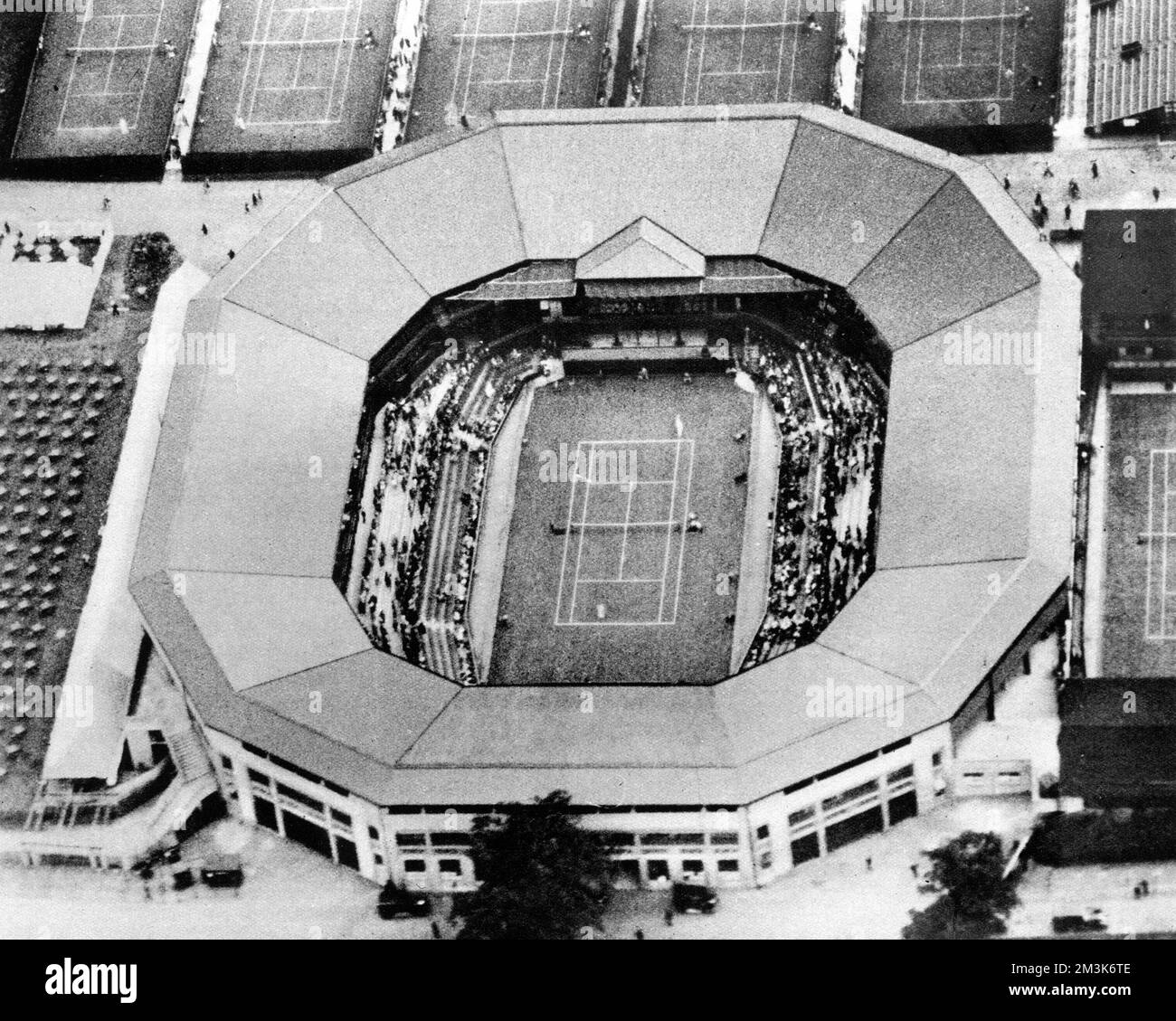 Tennis wimbledon championships centre hi-res stock photography and ...