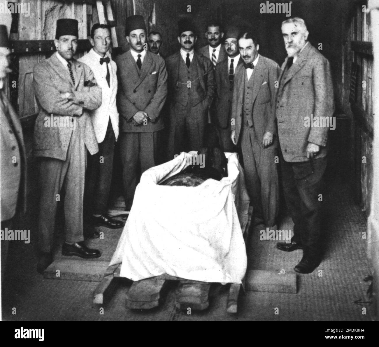 Tutankhamun mummy 1926 hi-res stock photography and images - Alamy