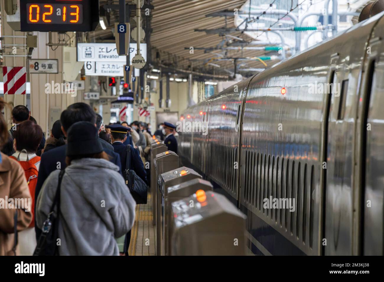Crowded platform at Tokyo Station for the N700S shinkansen Stock Photo ...