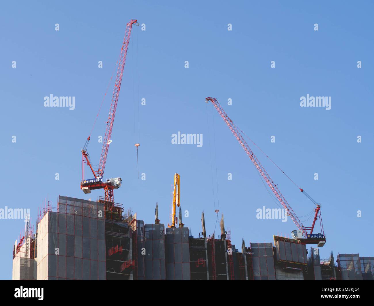 A tall building under construction Stock Photo - Alamy