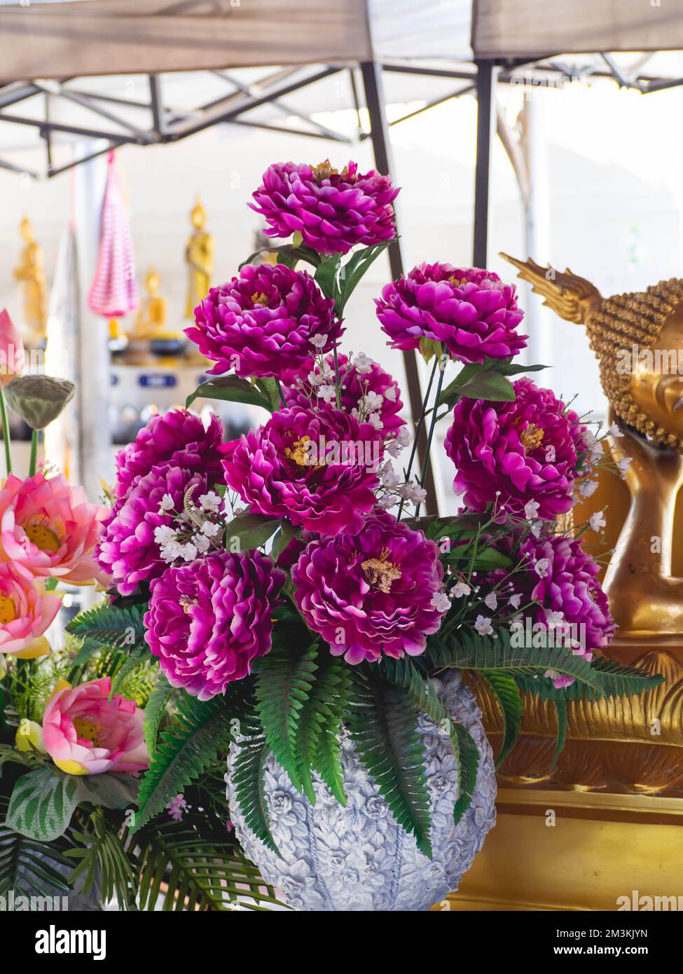 Put flower vase hi-res stock photography and images - Alamy