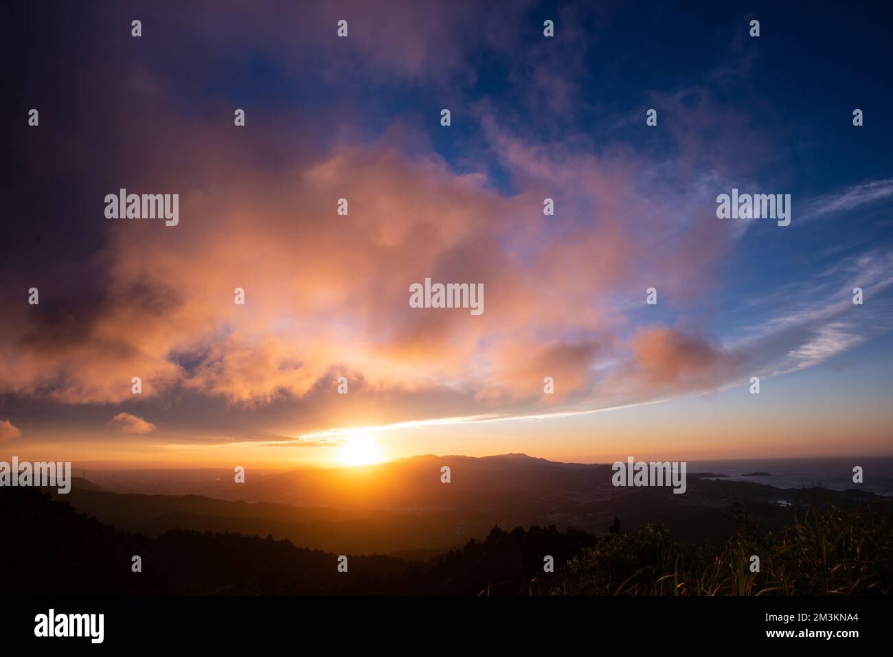 At dusk, the clouds in the sky change in a thousand different scenes ...