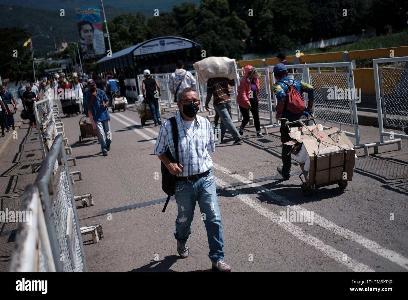 Cucuta, Colombia. 15th Dec, 2022. People walk across the Simon Bolivar ...