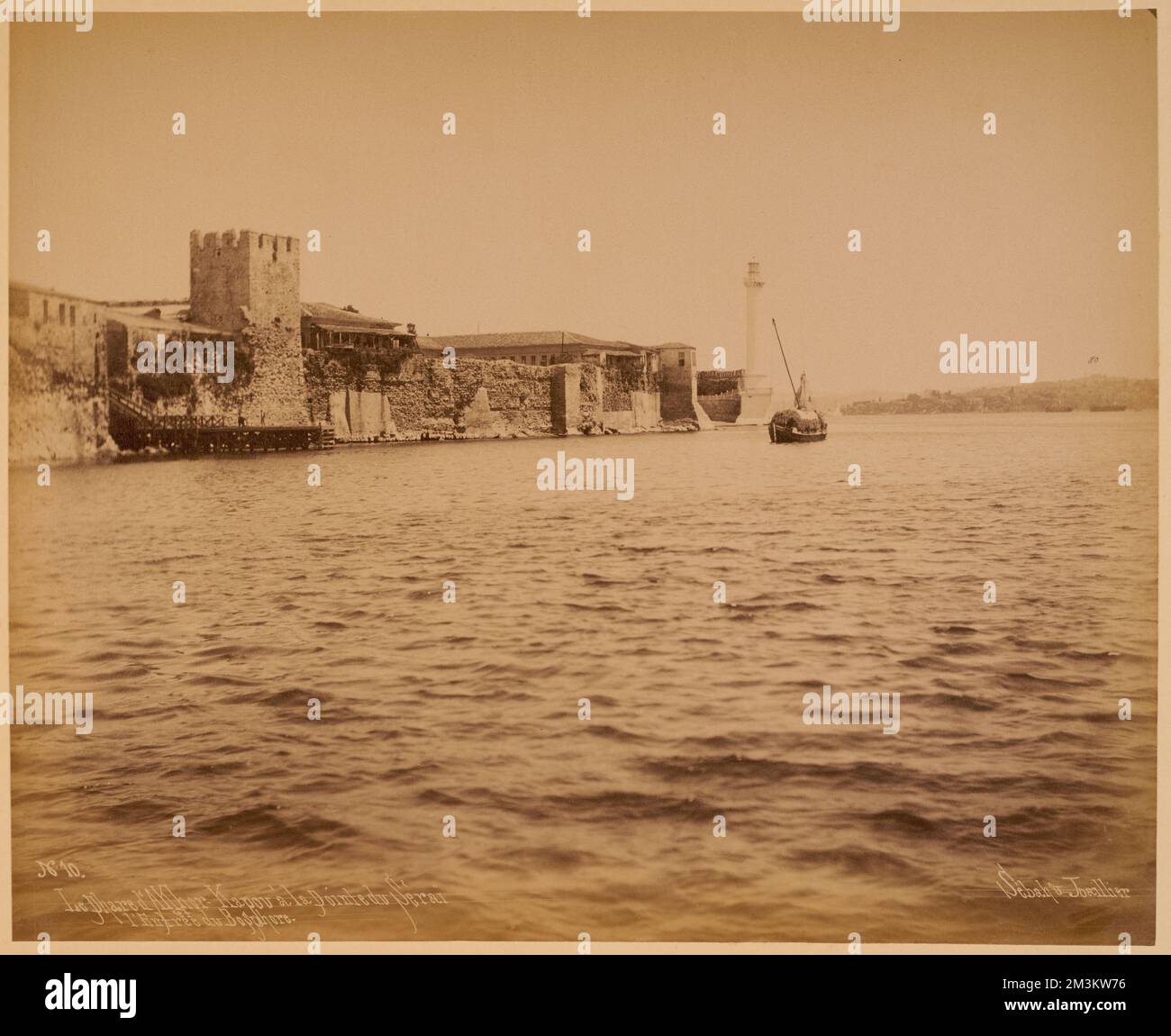 Le Phare d'Akhor-Kapou à la Pointe du Sérai l'Entrée du Bosphore ...