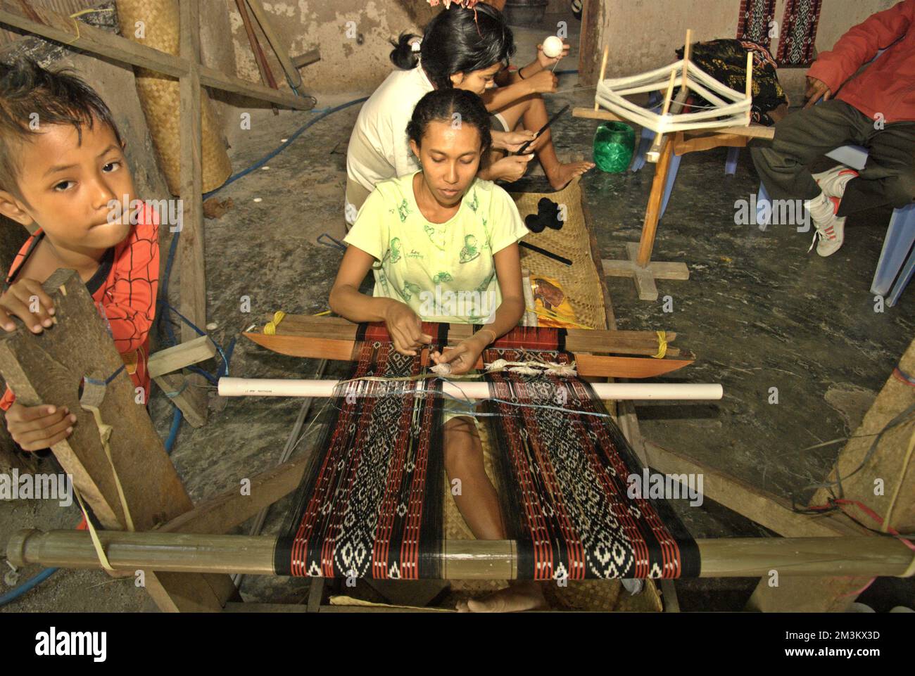 Wenty Fattu producing Rote Island's traditional woven textiles at her ...