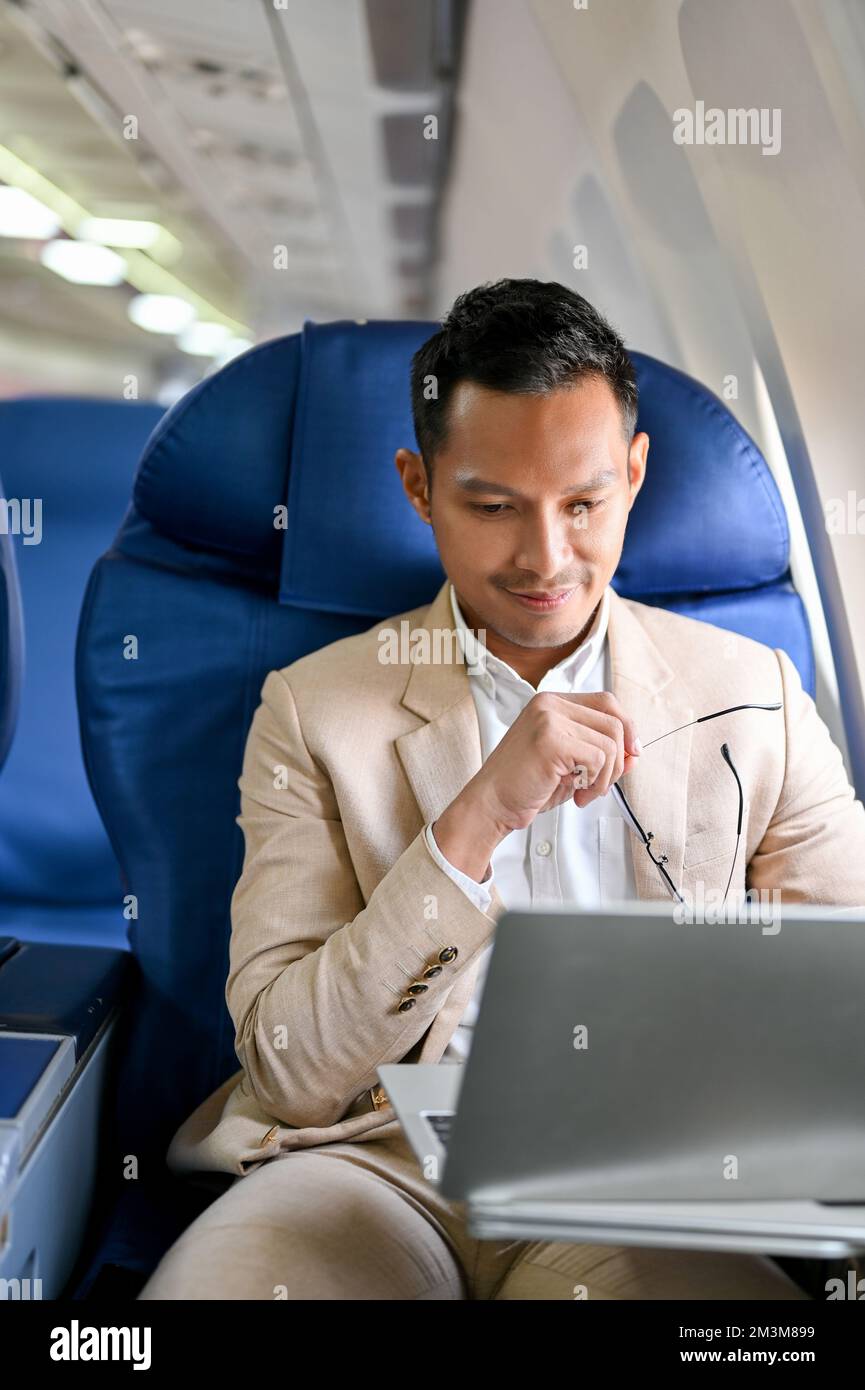 Suit computer class hi-res stock photography and images - Alamy