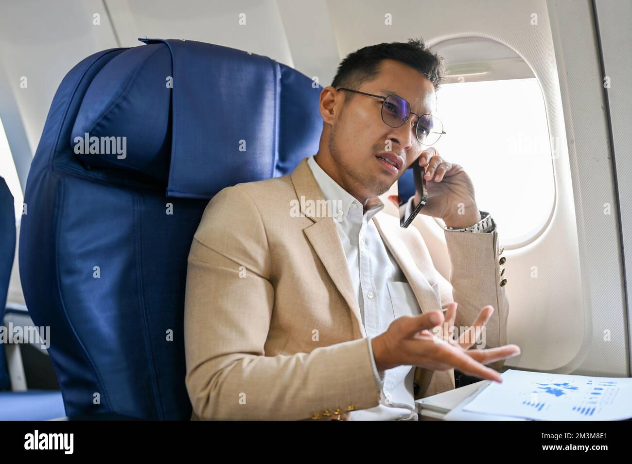 Serious conversation private hi-res stock photography and images - Alamy