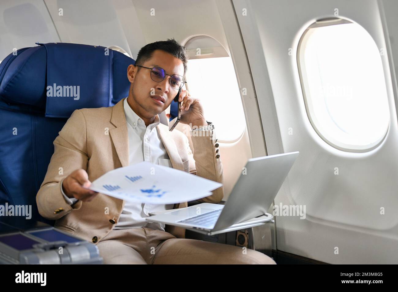 Serious conversation private hi-res stock photography and images - Alamy