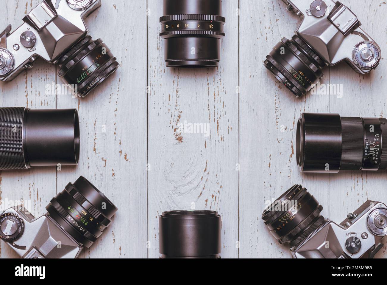 Lenses of old retro cameras lie in a circle. View from above Stock ...