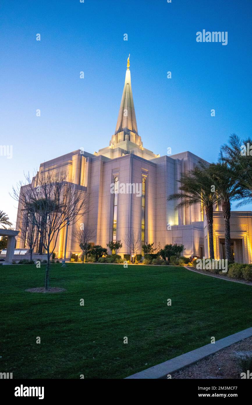 Golden angel moroni statue hi-res stock photography and images - Alamy