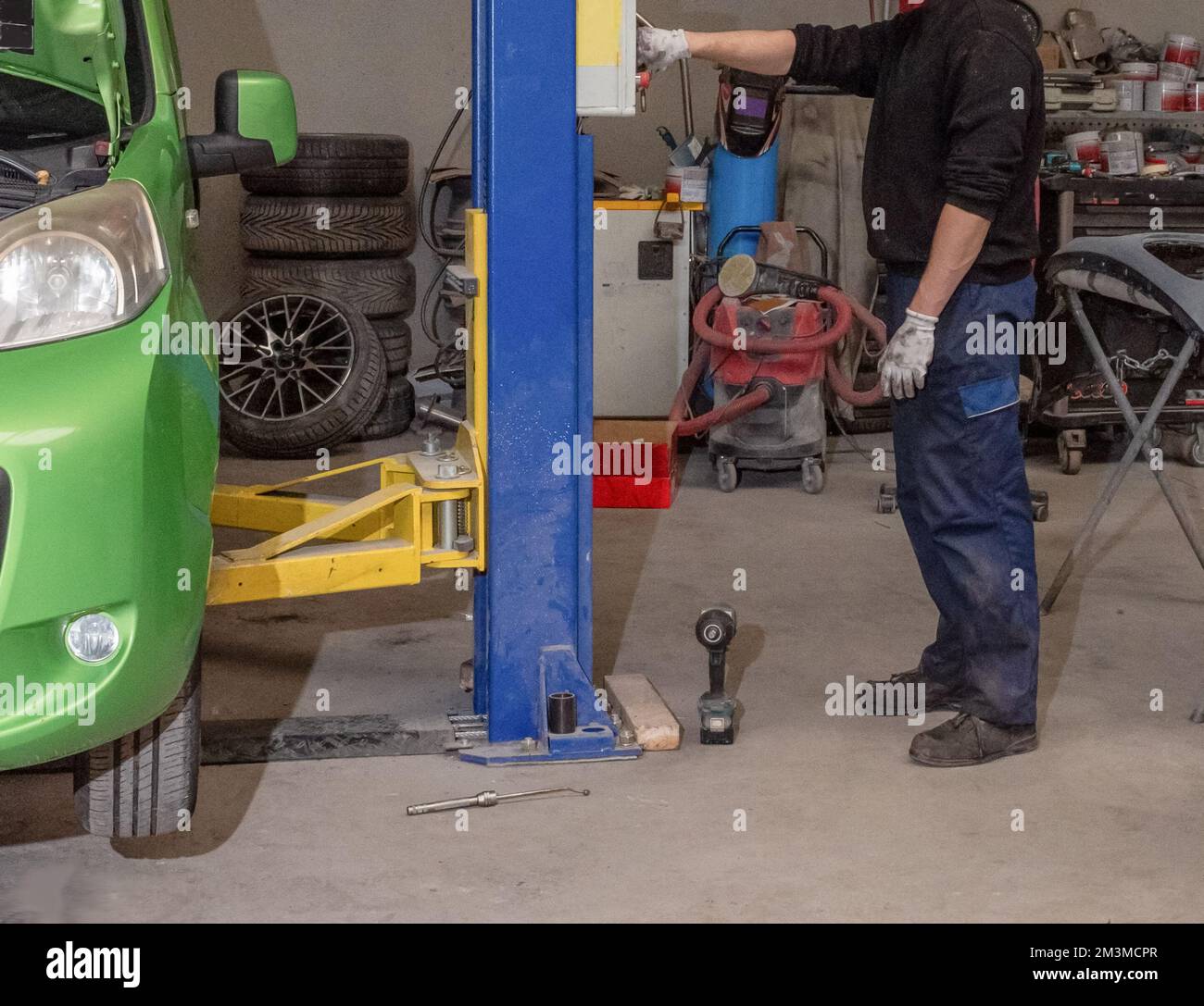 raising or lowering a car on a lift Stock Photo - Alamy