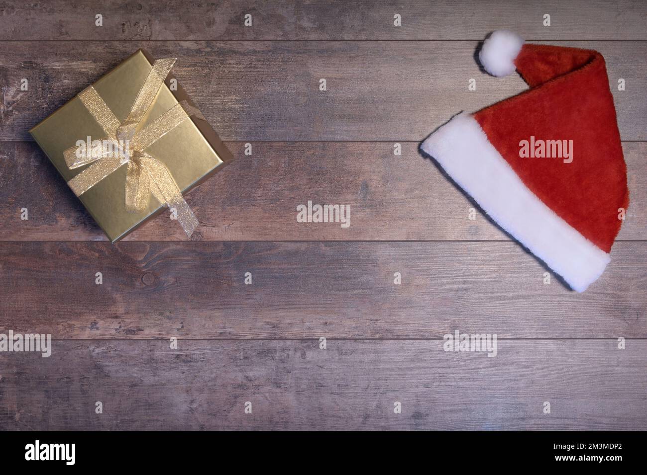 Horizontal Christmas background. wooden table with texture. santa claus ...