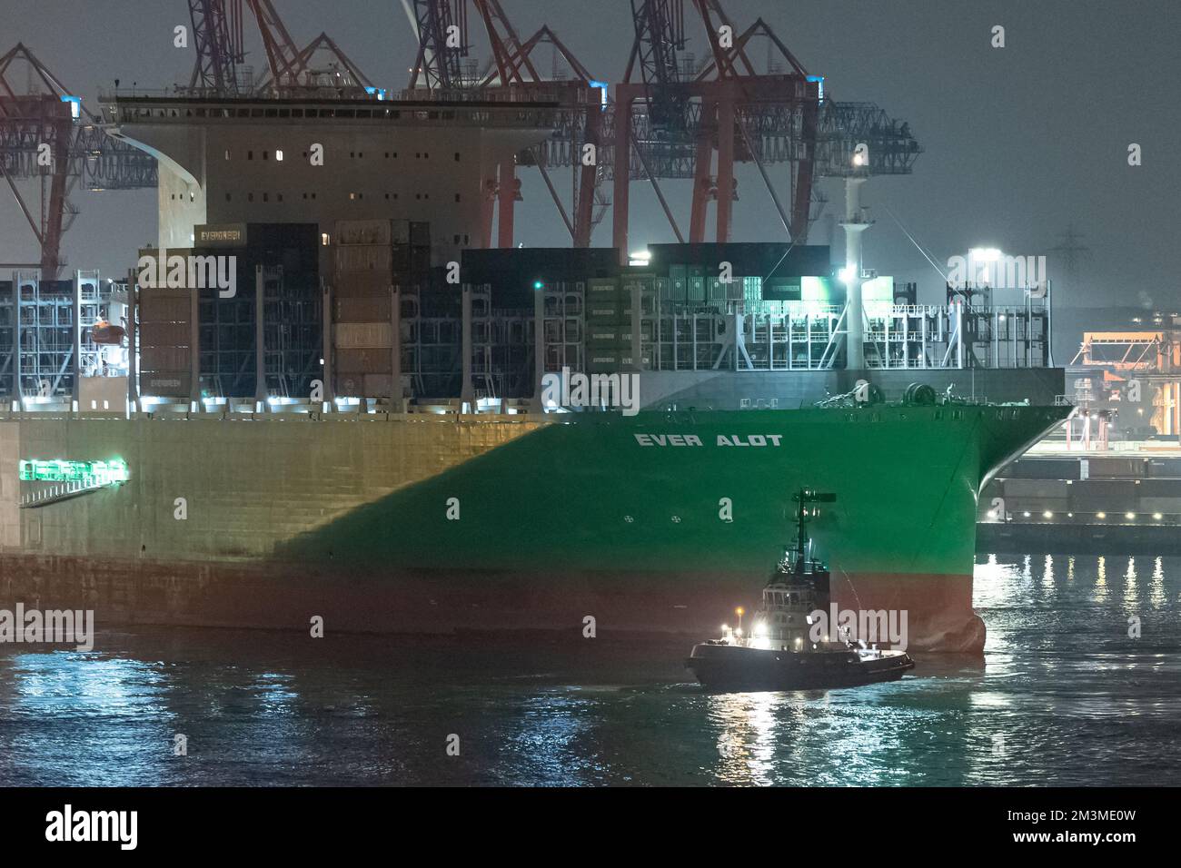 Hamburg, Germany. 15th Dec, 2022. The container ship "Ever Alot ...