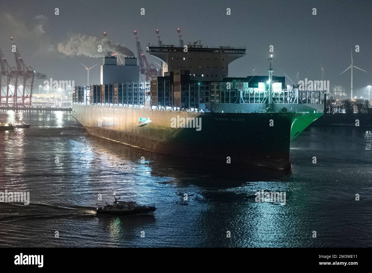 Hamburg, Germany. 15th Dec, 2022. The container ship "Ever Alot ...