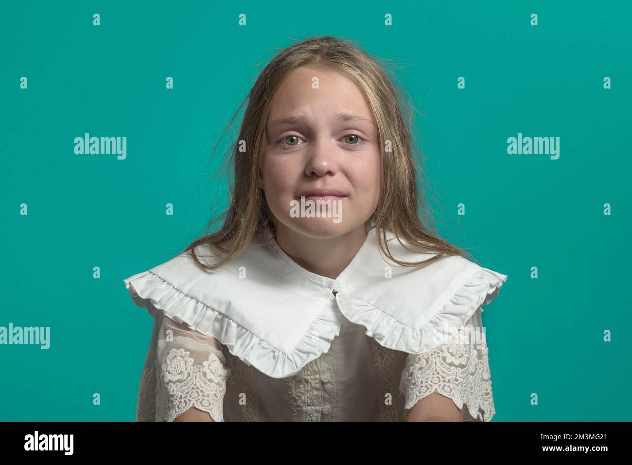 Teen girl crying hi-res stock photography and images - Alamy