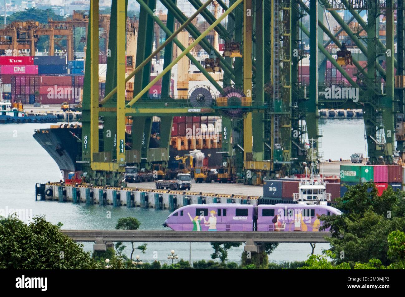 Non container ships loading hi-res stock photography and images - Alamy