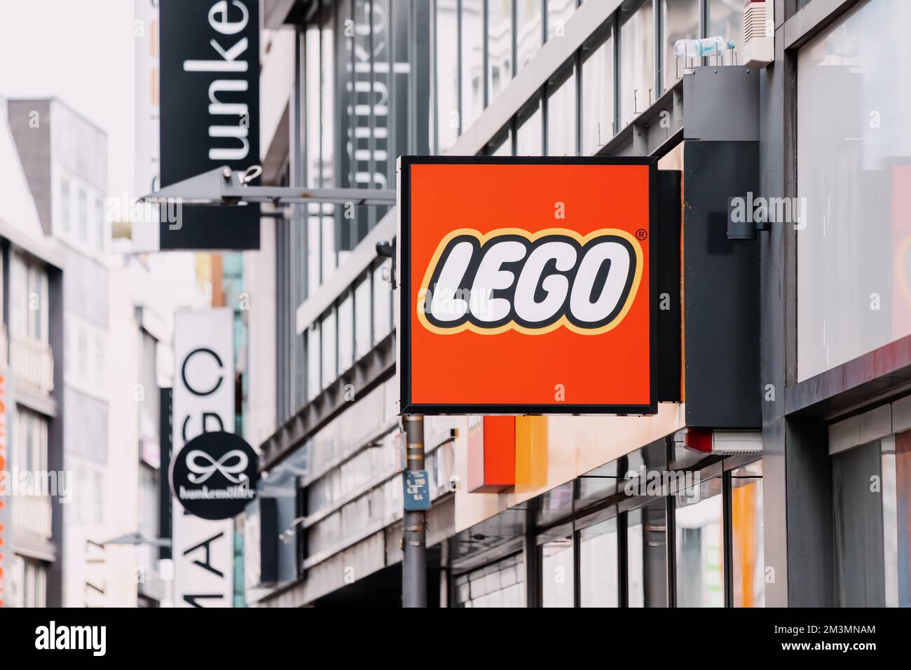 Lego retail signage hi-res stock photography and images - Alamy