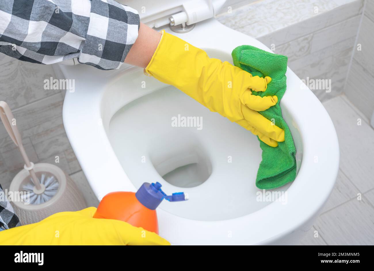 Woman cleaning toilet detergent hi-res stock photography and images - Alamy