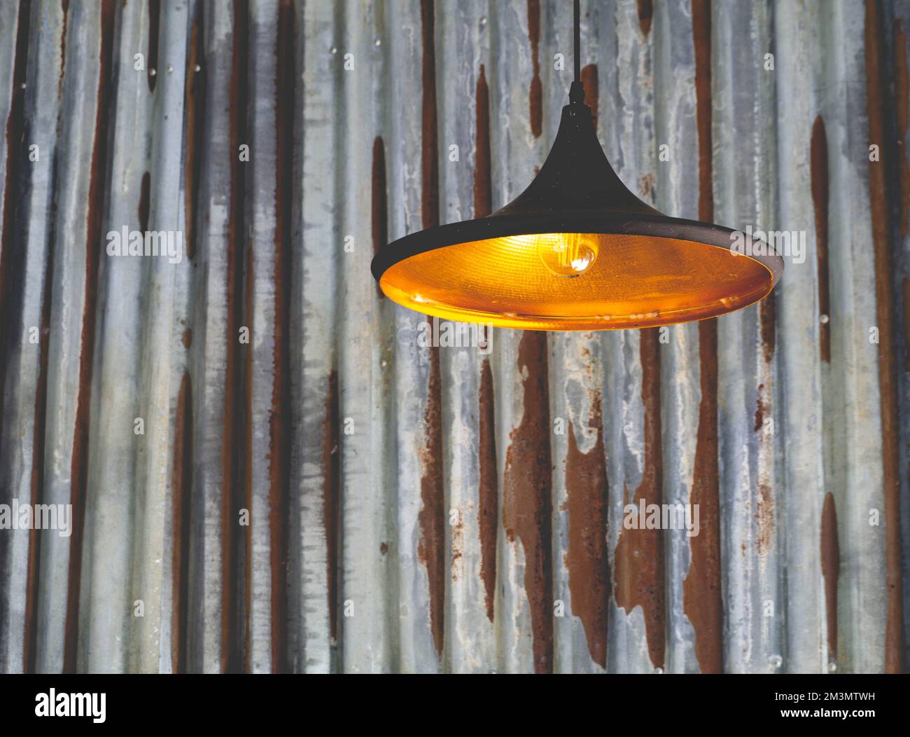 Vintage style light bulbs and zinc background Stock Photo - Alamy